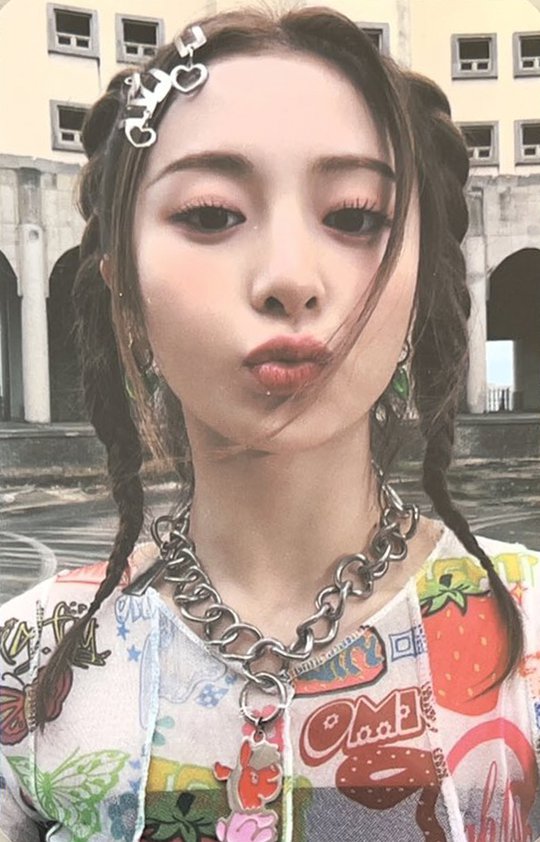 LE SSERAFIM HUH YUNJIN Poca Pocamarket